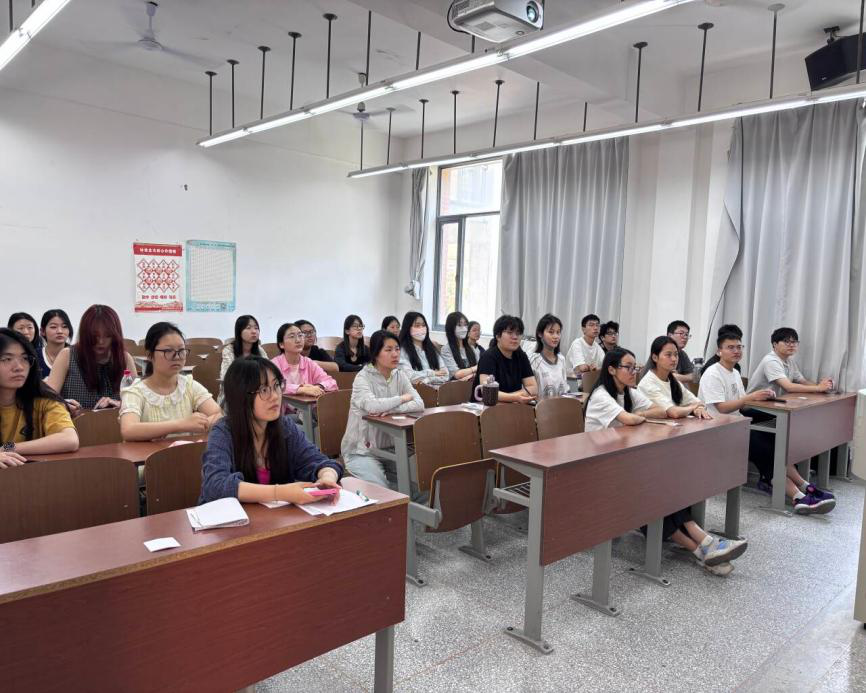 【一站式学生社区】我院冲浪英语协会举办 “以语聚力，智启新程”活动